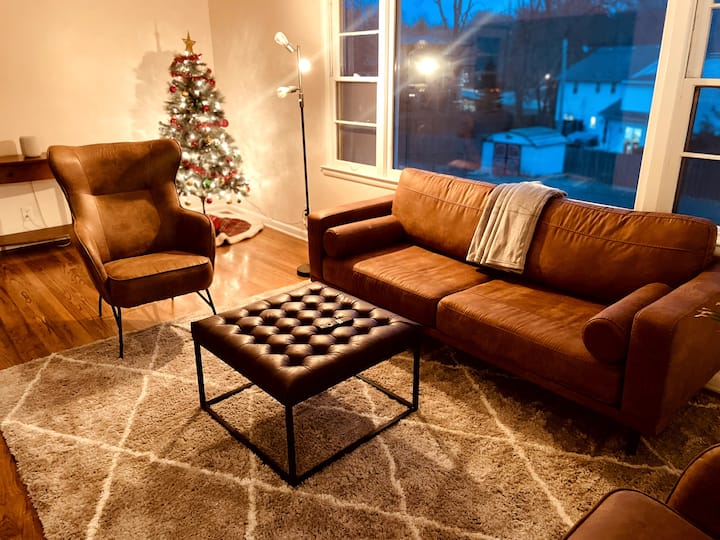 Charming Central Ranch: Cozy, Pet-friendly Getaway - Omaha, NE