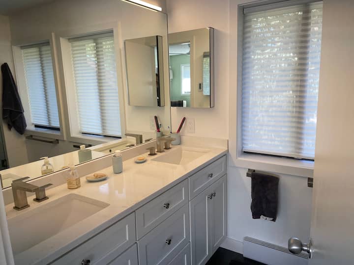 Bright And Newly Updated 3 Bedroom Condo/townhouse - Manchester, VT