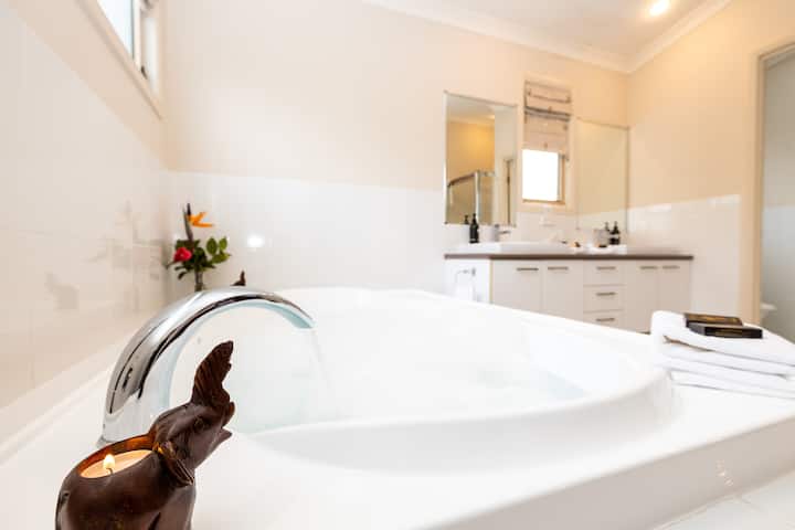 Luxury Spa Cottage With Wood Fire Heater - Tamborine Mountain