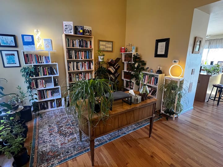 Cozy Sunlit Getaway - Colorado Springs, CO