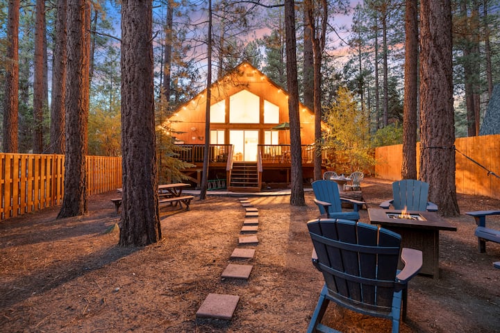 Bear Necessities Hottub & Fully Fenced Backyard - Big Bear Lake, CA