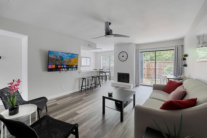 Modern, Contemporary, Remodeled Near The Galleria - Farmers Branch, TX