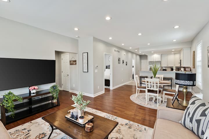 The Modern Charming Home, (Duplex 1st Floor Unit) - Detroit