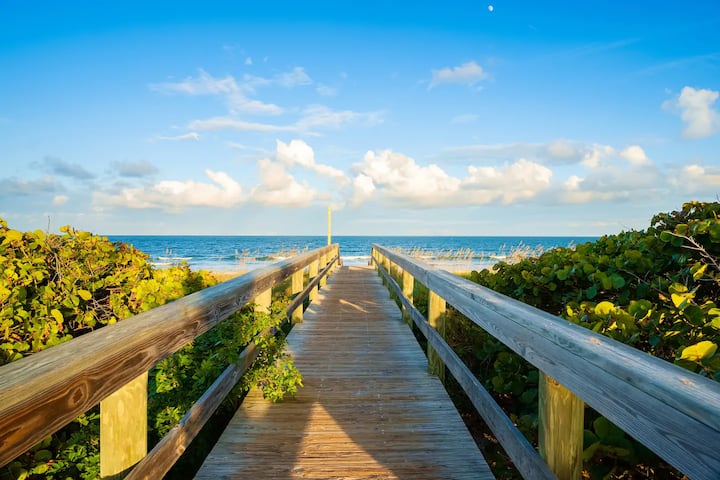 Sparkling Clean And Cozy One Block From The Ocean - Cocoa Beach, FL