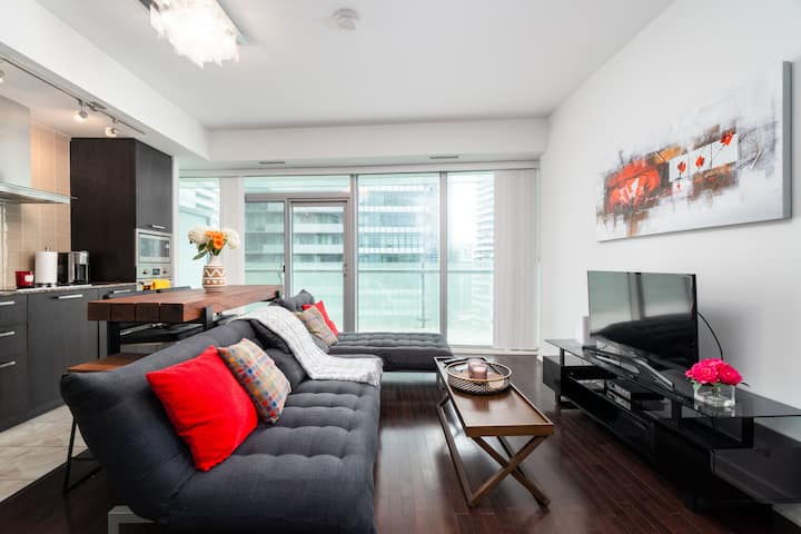 Lakeview, Ent. District 3 Br + 2 Ba + Free Parking - Toronto