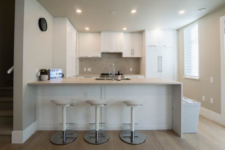 Cheerful 3-bedroom & 2-den Townhouse Near Oakridge - Vancouver