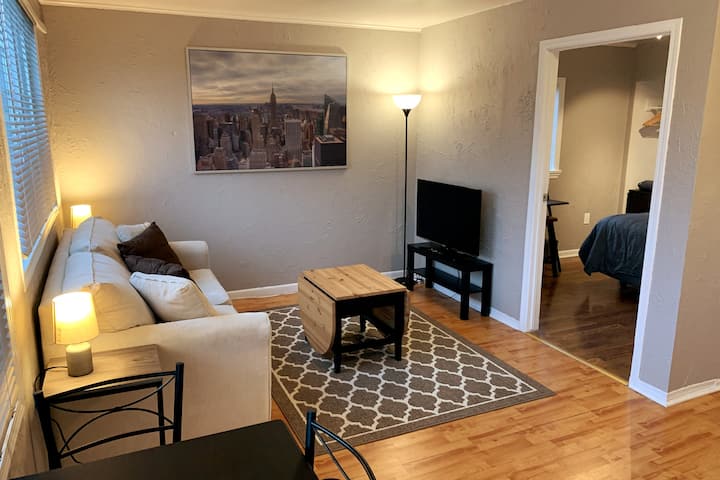 1 Bedroom Suite In Tillicum Character Home - Saanich
