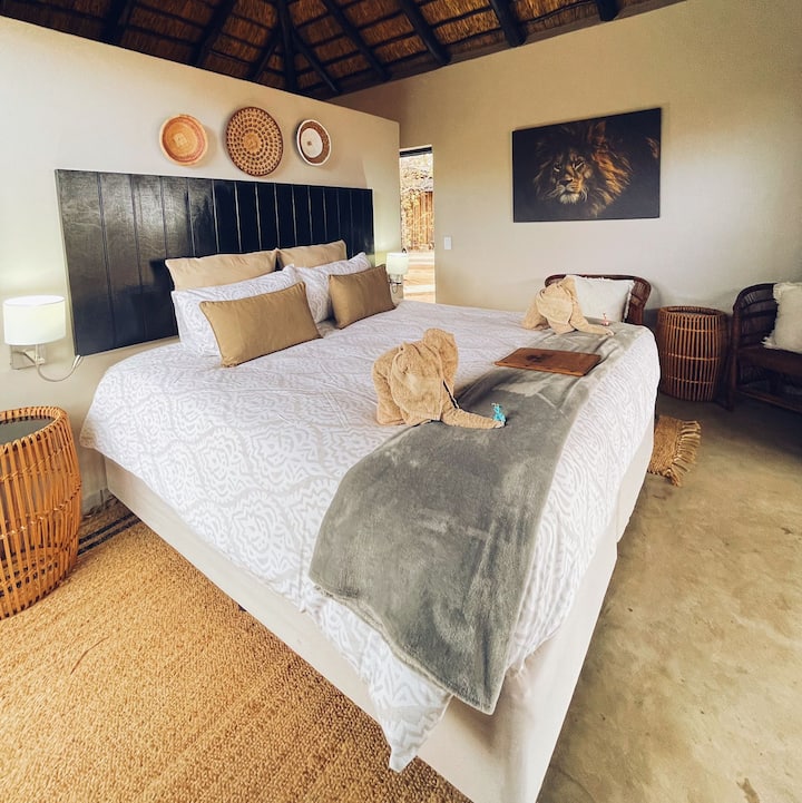 Luxury Premium / Honeymoon Suite Lion With King Size Xl Bed And Outdoor Bathroom With Bath And Shower - Hoedspruit