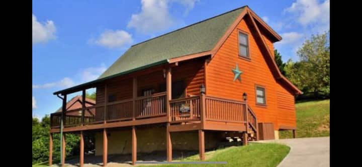 Location! Near Attractions! Pet Friendly! Hot Tub! - Pigeon Forge, TN