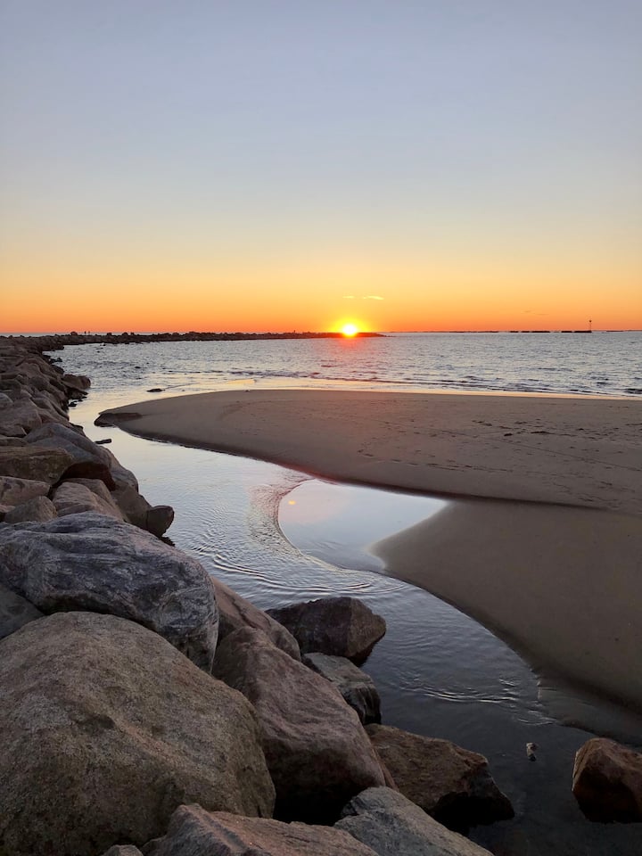 Spacious Narraganset Home, Walk To Private Beach! - Narragansett, RI
