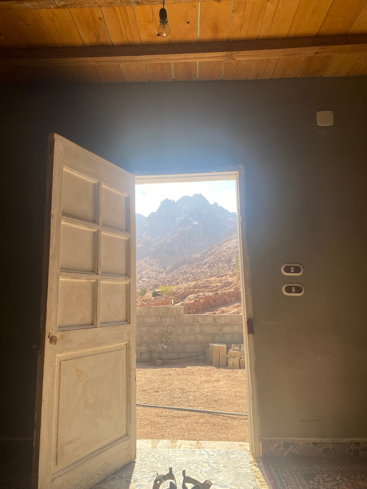 A house in the middle of the Catherine Mountains. Peak calm and ...
