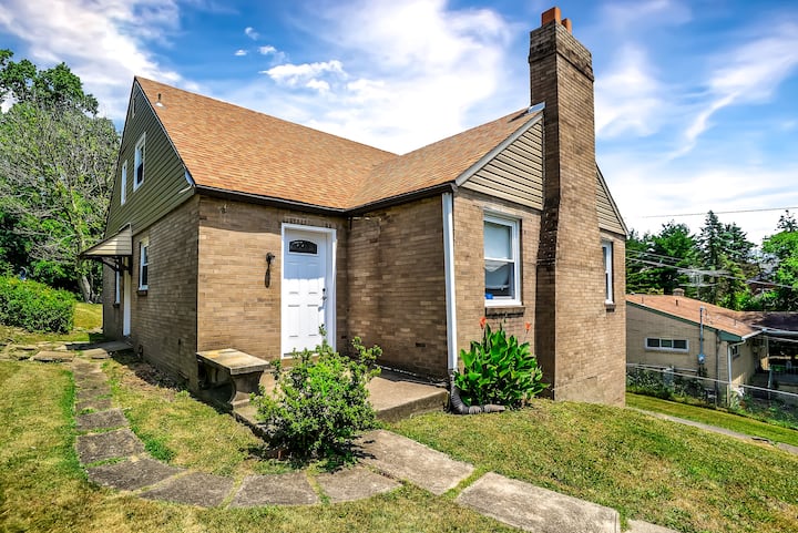 Joy-house :Single Family Tudor - Monroeville, PA