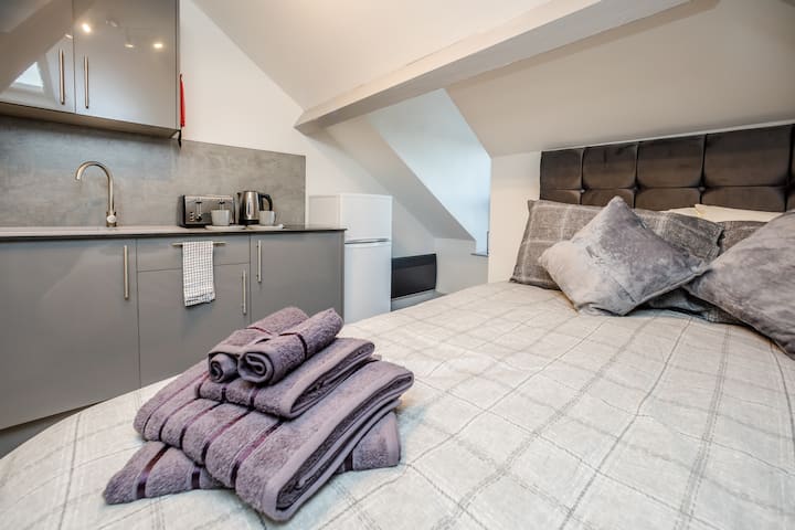 Essential Apartment - Huddersfield