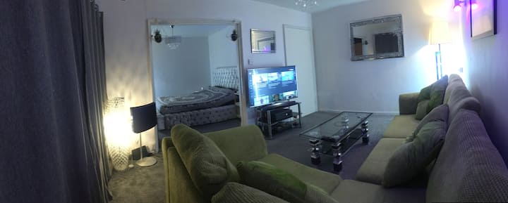 Luxury Spacious Apartment - Netflix, Fast Wifi - Dorking