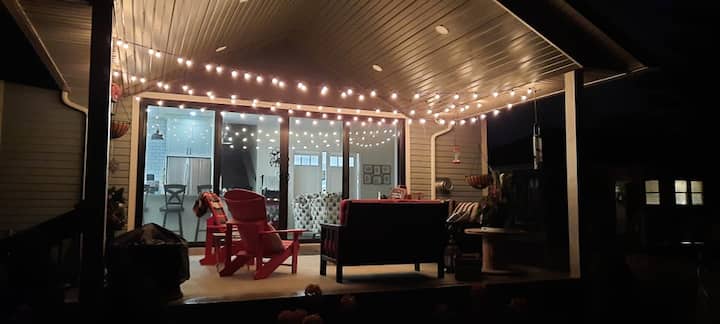 Light, Spacious 3 Bedroom Home With Fireplace - Chatham-Kent