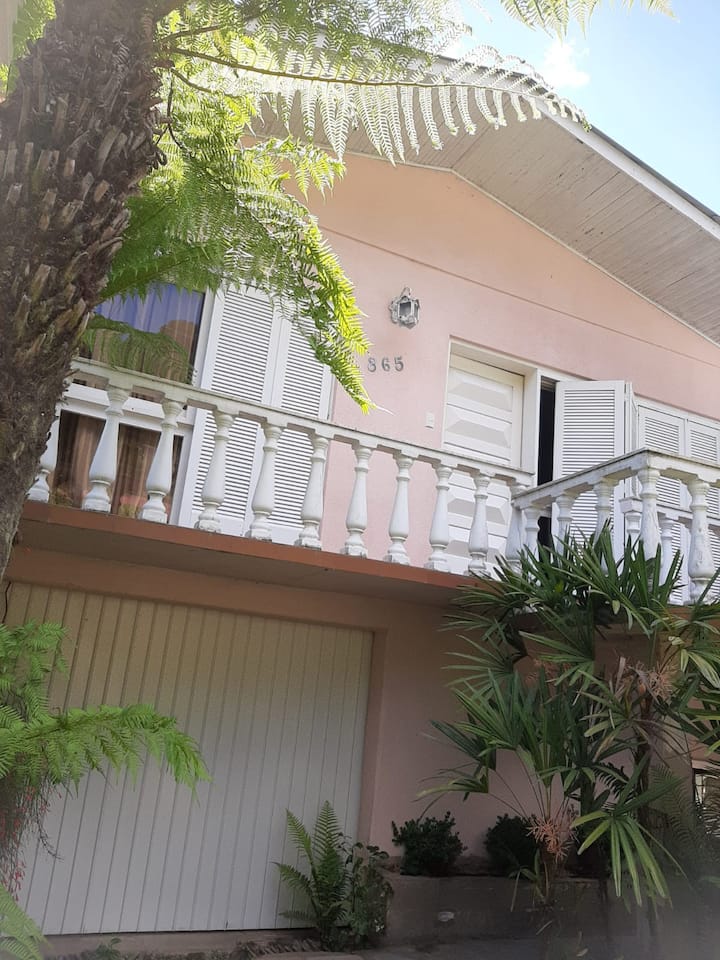 Casa Agradável Com Estacionamento Incluso - Garibaldi