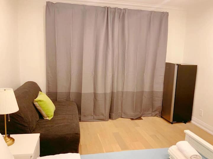 Serviced Deluxe Family Room With Ensuite Bathroom - Toronto