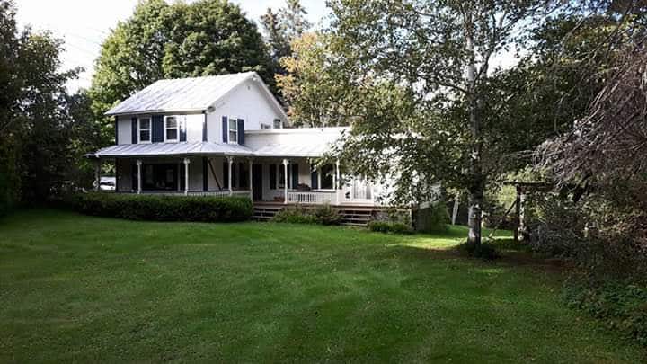 Chaleureuse Maison Avec Foyer A St Sauveur - Saint-Sauveur