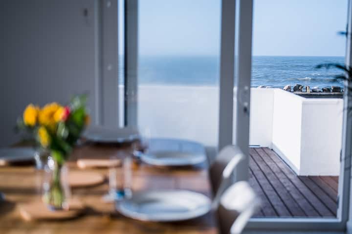 Stunning Beachfront House With Balcony - Aberaeron