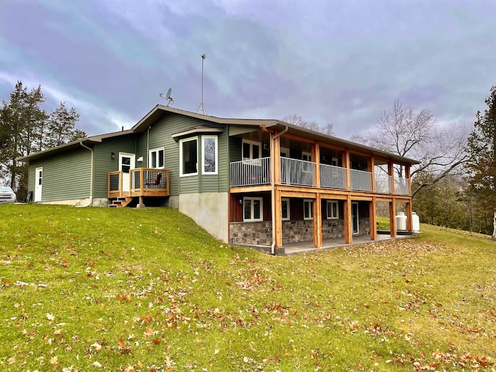 Hay Bay Hideaway - Waterfront Bungalow On 5 Acres - Napanee