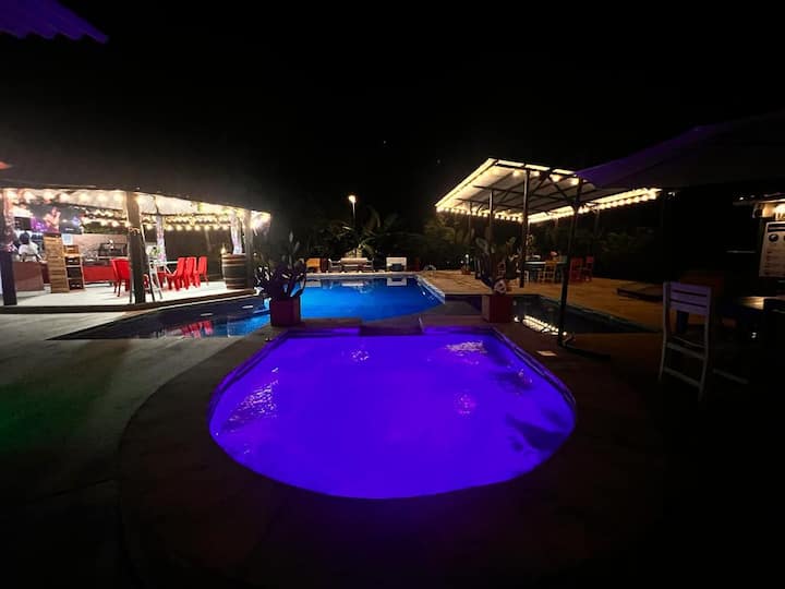 Glamping Naranjo Vip+pool_jacuzzi_bar. Ecolog_cine - La Vega
