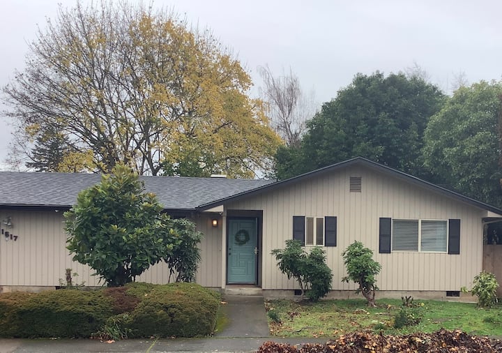 Desirable Location In North Gilham Area! Casa 17 - Eugene, OR