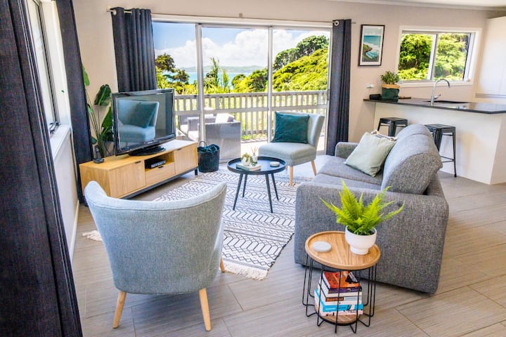Dreamy Whale Bay Surf Retreat With Sea Views ☀ - Raglan