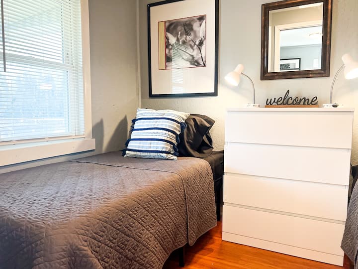 3br, 5 Beds, Sleeps 7, Large Off-street Parking - Indianapolis, IN