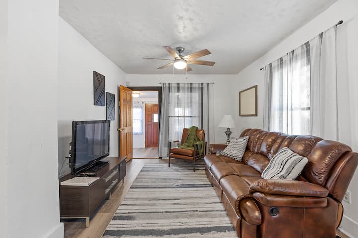 Charming Home Minutes From Downtown Des Moines - Des Moines, IA