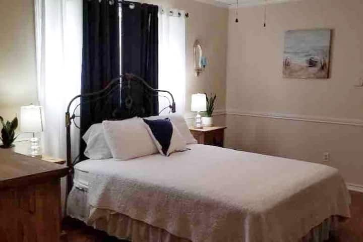 Cozy Spacious Home, Great Back Yard! Fast Wi-fi. - Longview, TX