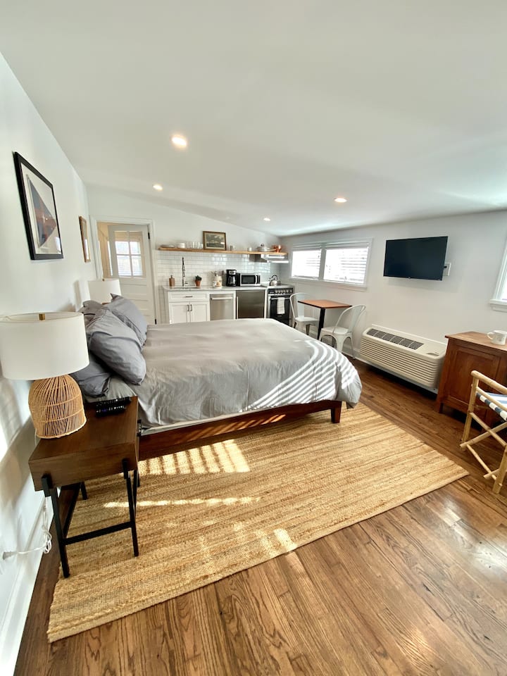 Chic Barn Loft #2 On Working Farm With Animals - Oyster Bay, NY