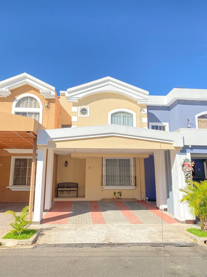 Private And Familiar House In Closed Neighborhood - Santa Ana