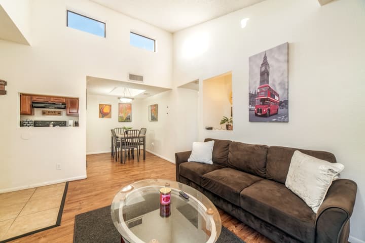 2bd Tucson Condo ~ Gated, Pool, Near Uofa - Tucson, AZ