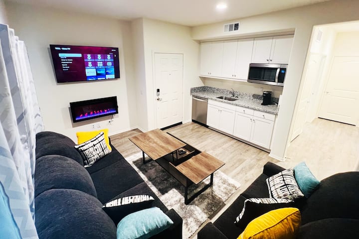 The Suite Life Awaits | Fast Wi-fi - Victorville, CA