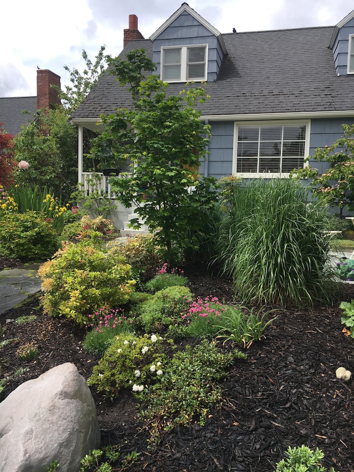 Laurie's Private Garden Suite - Seattle, WA