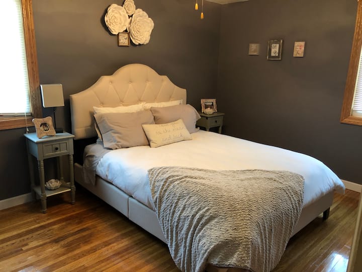 Bright, Charming, Private Home - Lancaster, NY