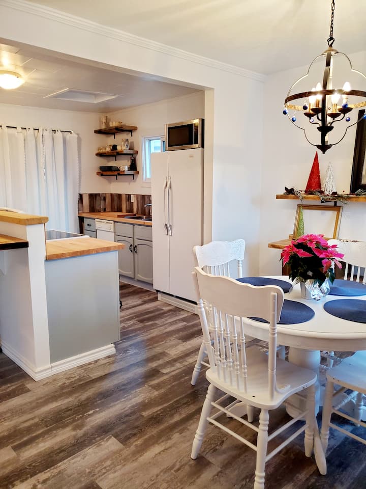 Cheerful 2 Bedroom Drumheller Residential Home - Drumheller