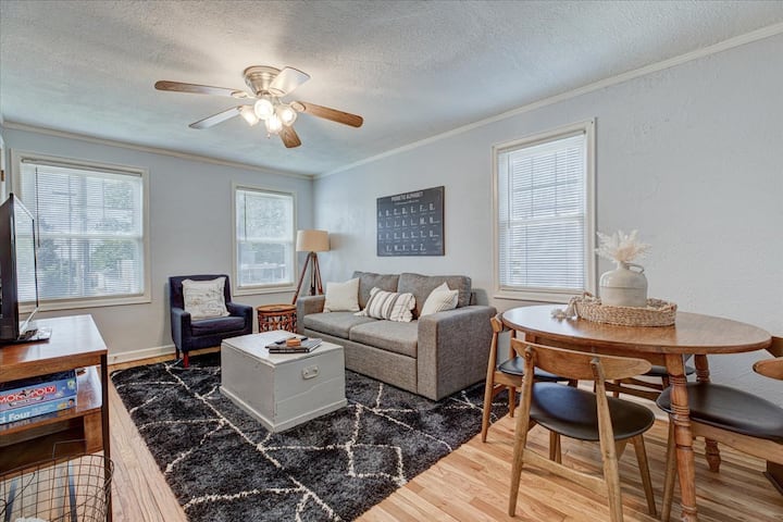 Updated 1br Benson Apt | Walk To Everything | Wifi - Omaha, NE