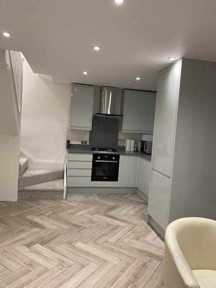 Cheerful Newly Build 2bed House Parking 5pm-9am . - Uxbridge