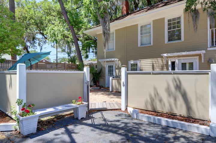 Daffin Delight, Modern Condo, Executive Rental - Savannah, GA