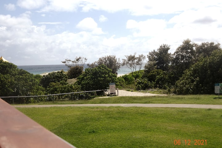 Lovely Oceanside 2 Bedroom Unit With Pools - Gold Coast