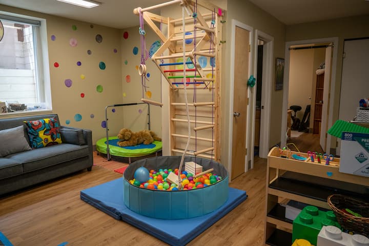 Family Townhouse With Basement Playroom - Boulder, CO