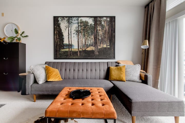 Stylish Downtown Condo W/balcony & Free Parking - Seattle, WA