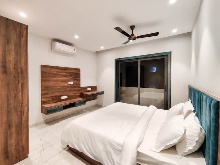 Insta-worthy Room W/ Garden View Balcony Near Cc1 - Kolkata