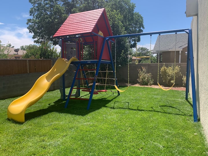 Cozy Family Retreat! *King Suite*playground*games - Albuquerque, NM