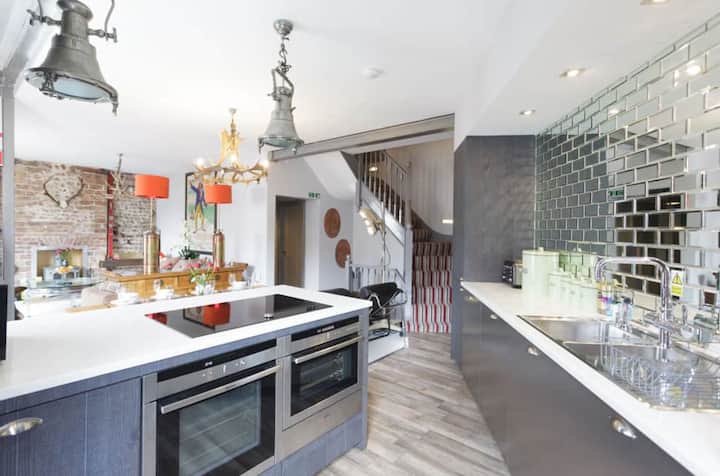 Parkers Pad, Central 4 Bedroom Apt, Sleeps 10 - Steyning