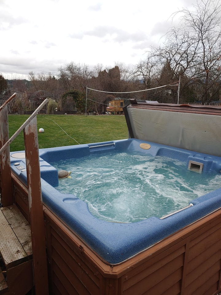 Cheerful One Bedroom Apartment With Hot Tub - Spokane Valley, WA