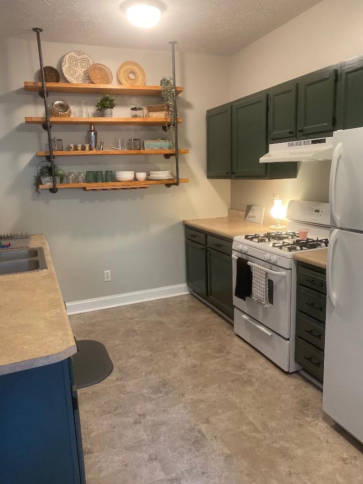 Cozy And Convenient Townhouse Near Downtown Indy! - Meridian-Kessler, IN