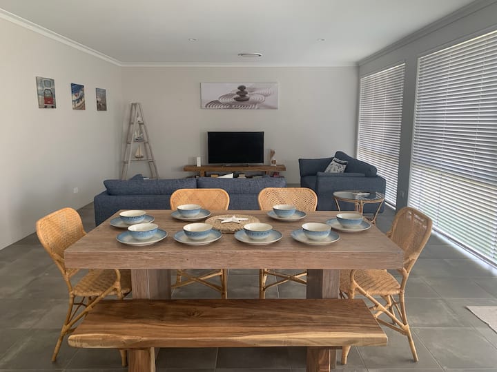 Polly’s Place -Dunsborough Entire Residential Home - Busselton