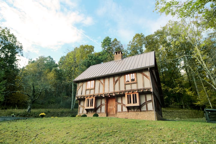 Unique Elizabethan Cottage On Pheasant Mountain - Elkins, WV